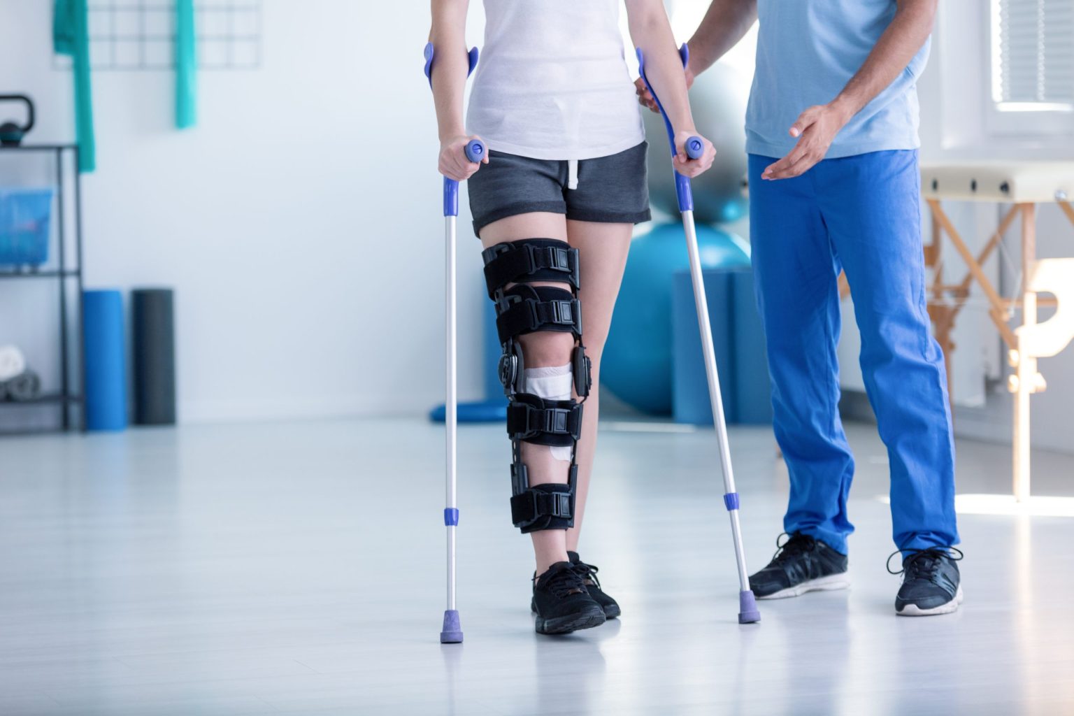 Você sabe qual é o lado certo para o uso de muletas? | Amparo Hospitalar